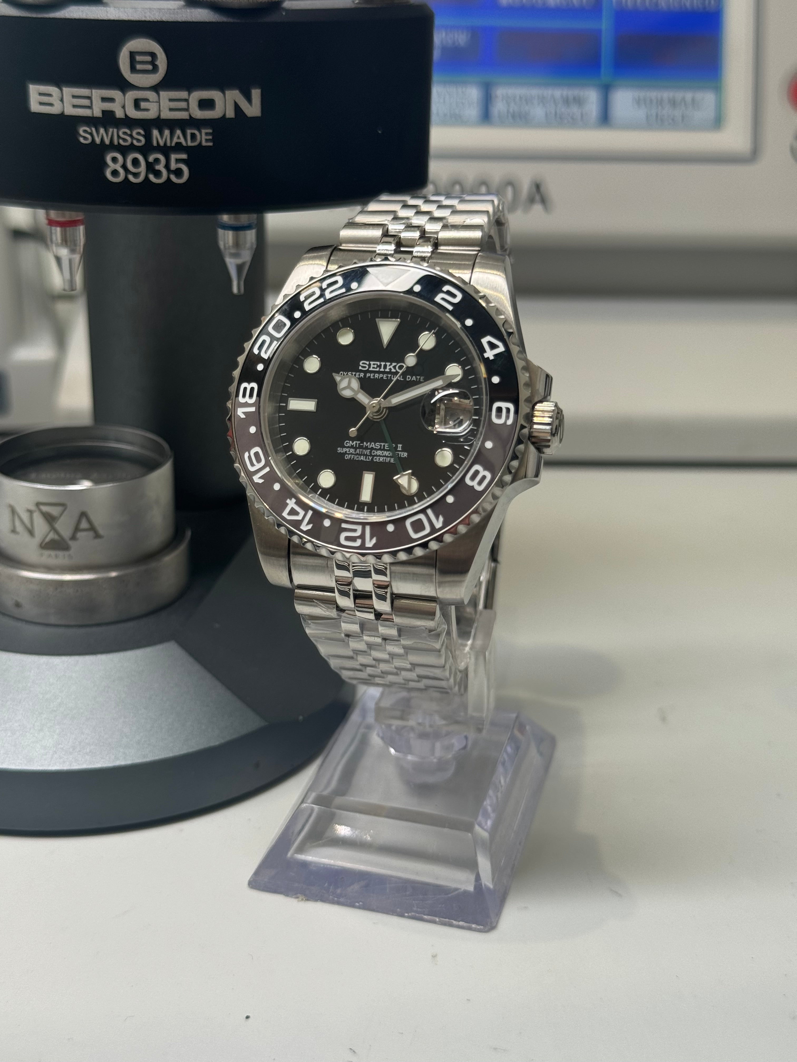 Seiko MOD - GMT Céramique gris/Noir "bruce wayne" – Atelier N.A Timekeeping