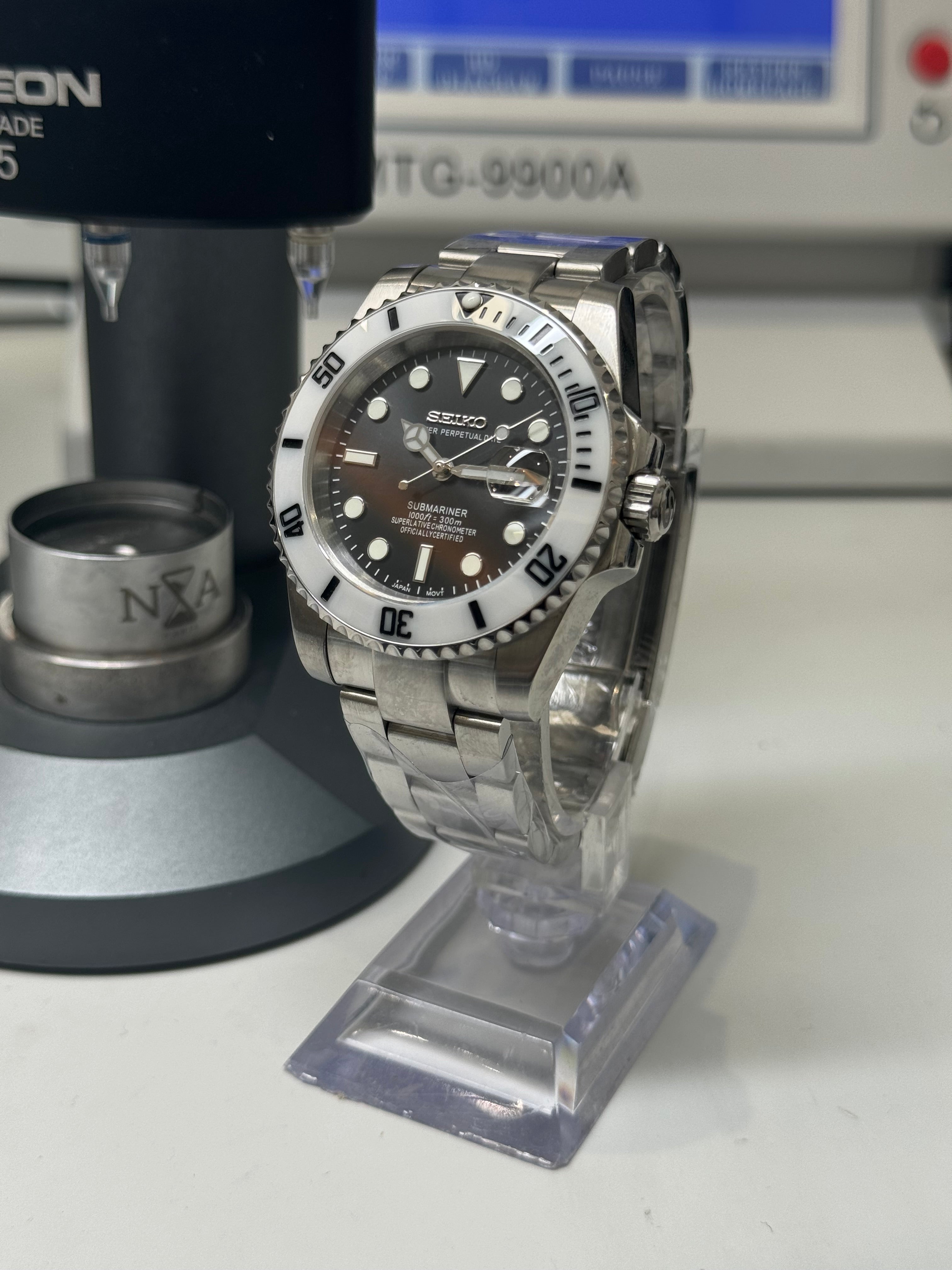 Seiko MOD - cadran noir lunette BLANCHE céramique – Atelier N.A Timekeeping