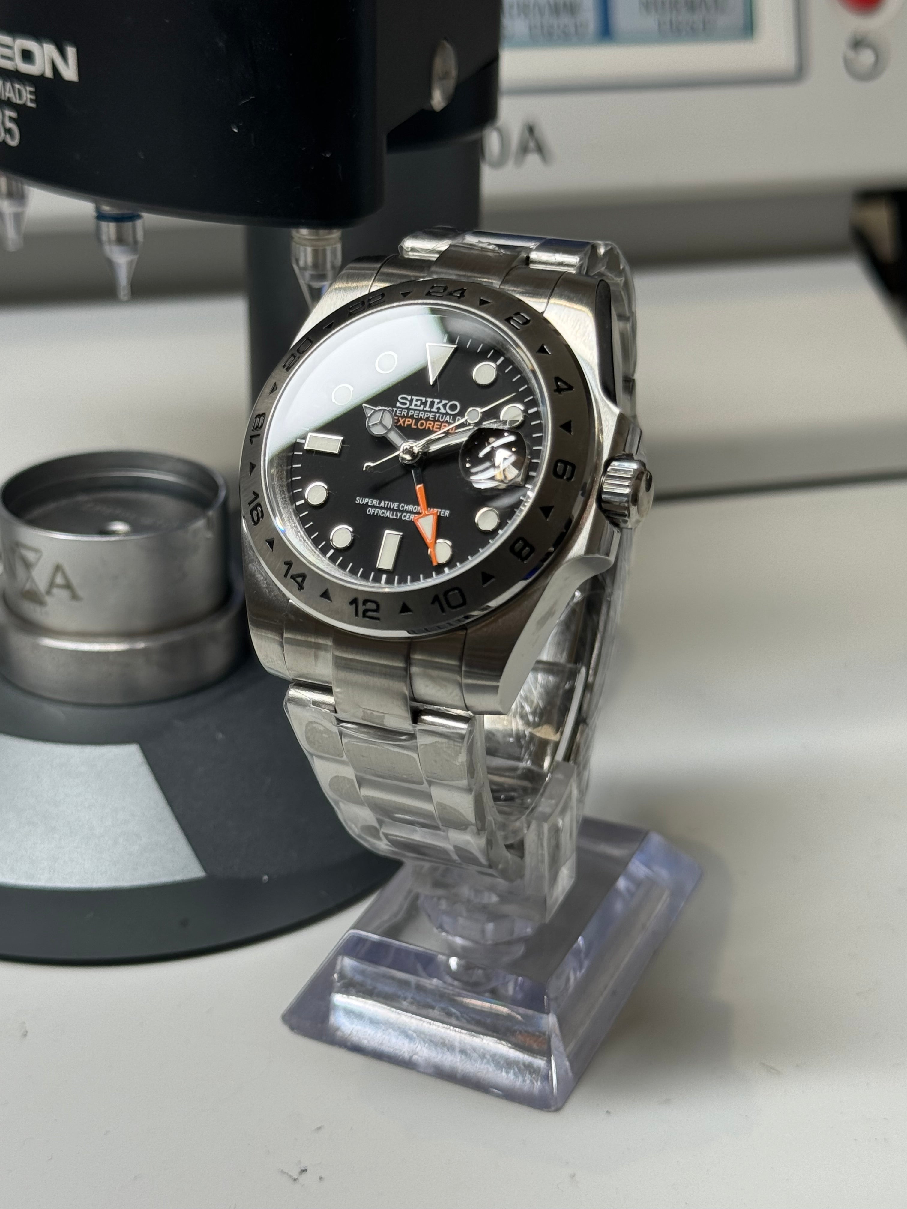 Seiko MOD - Explorer II GMT Cadran noir V1 – Atelier N.A Timekeeping