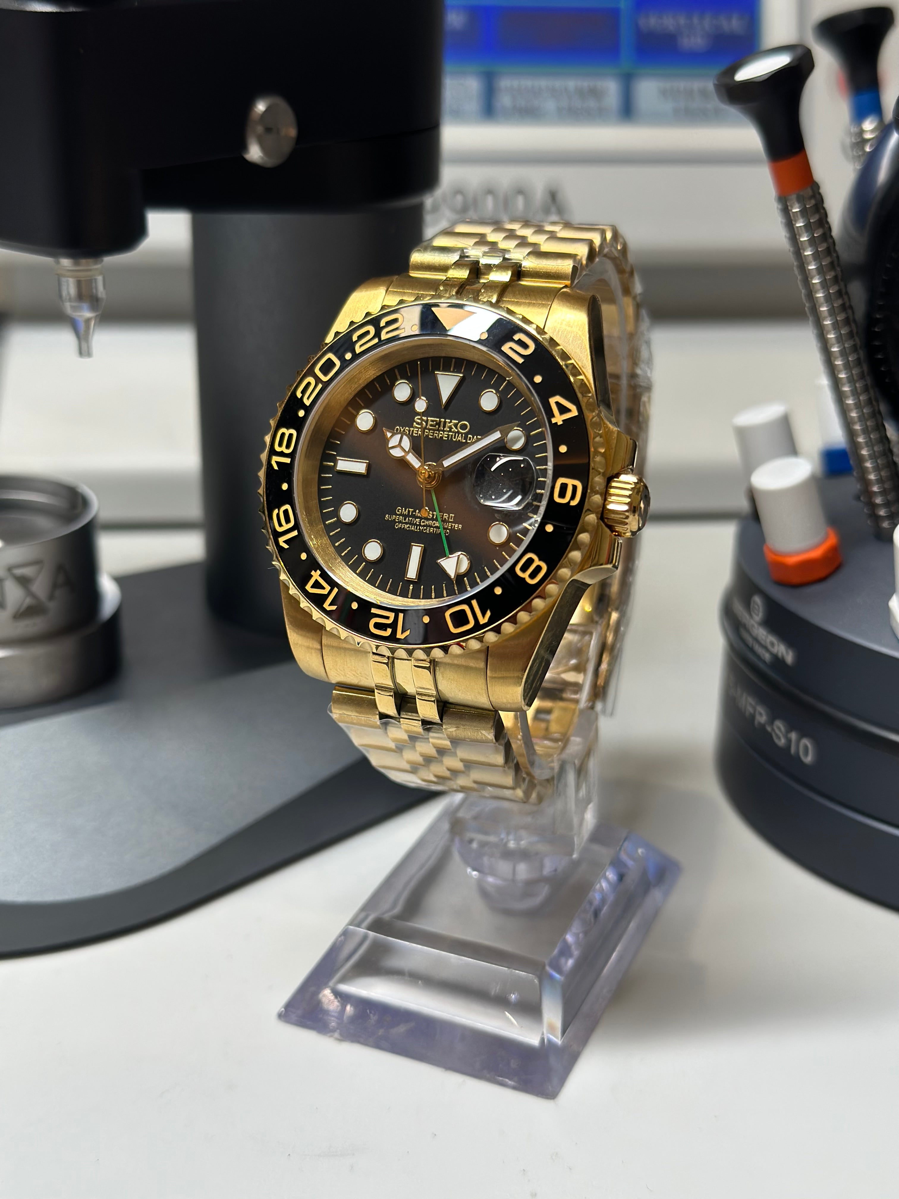 SEIKO MOD - GMT OR JAUNE CADRAN NOIR – Atelier N.A Timekeeping